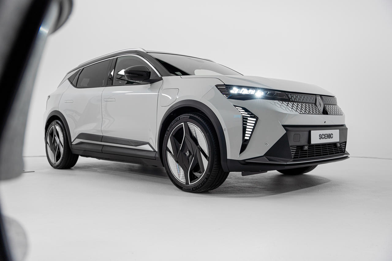 Photo 3 - Le Renault Scénic E-Tech, SUV 100% électrique, est en phase de lancement. - Renault ...