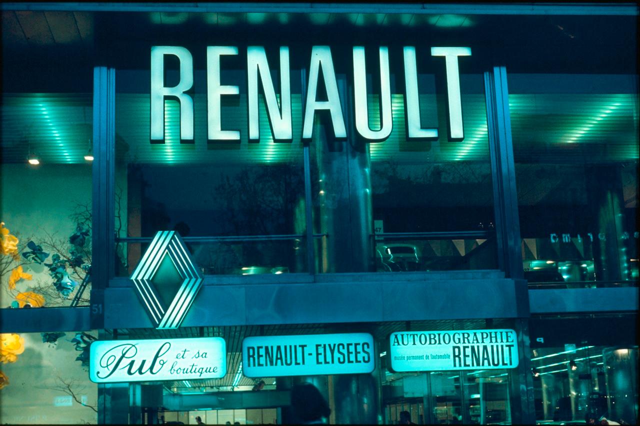 Photo 3 - Renault Champs-Élysées Défilé - Renault lève le voile sur son ...