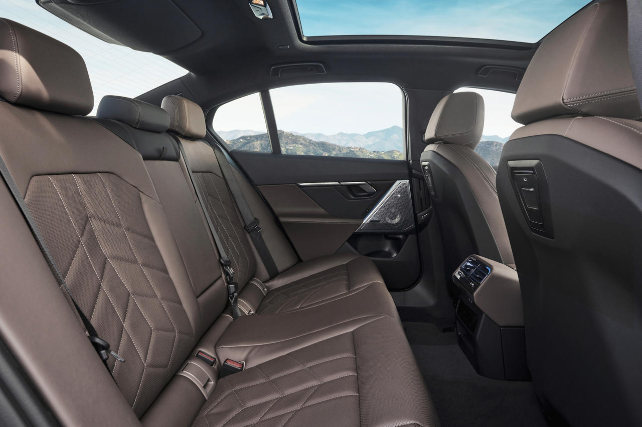 Photo 23 - L'empattement étiré de 2 cm laisse augurer un espace aux ...