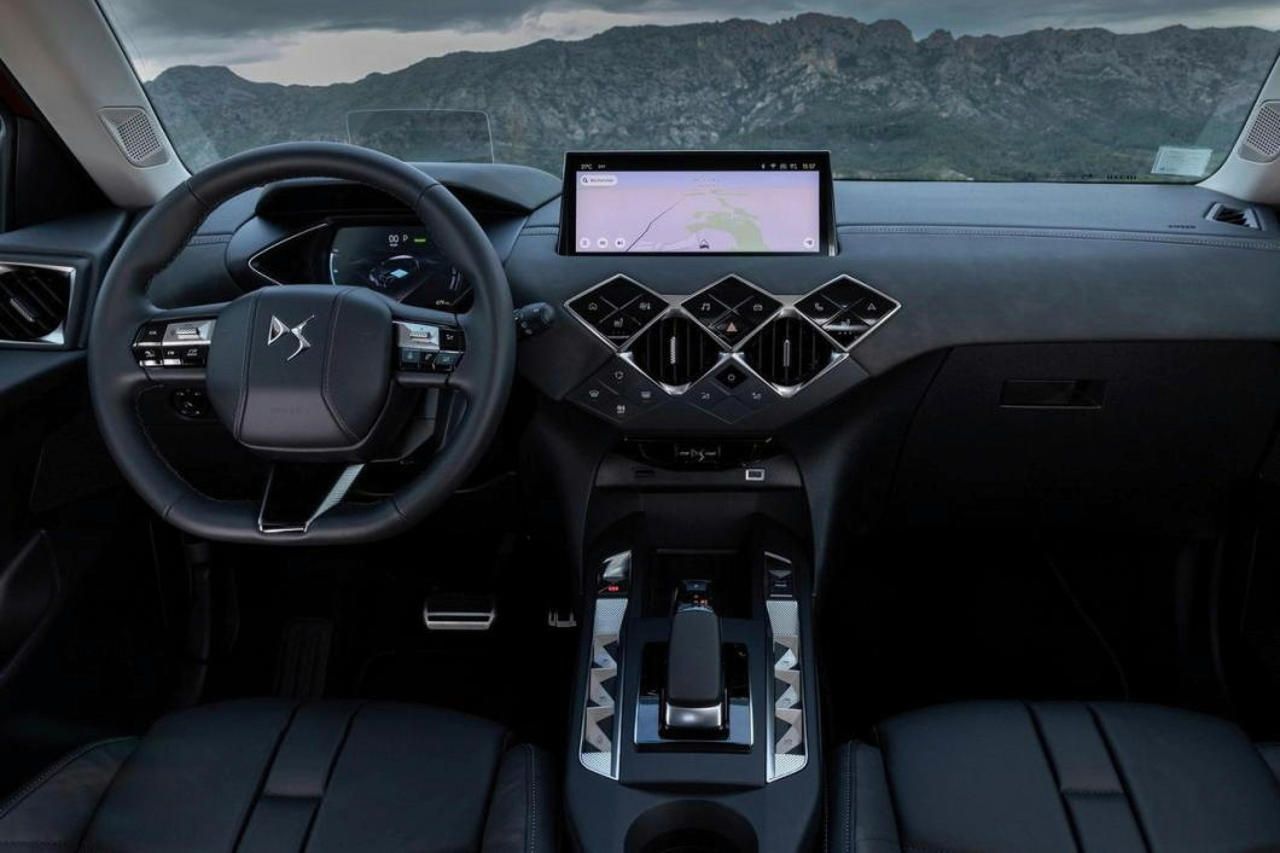 Photo 5 - La planche de bord du DS3 dans sa version haut de gamme Opéra ...