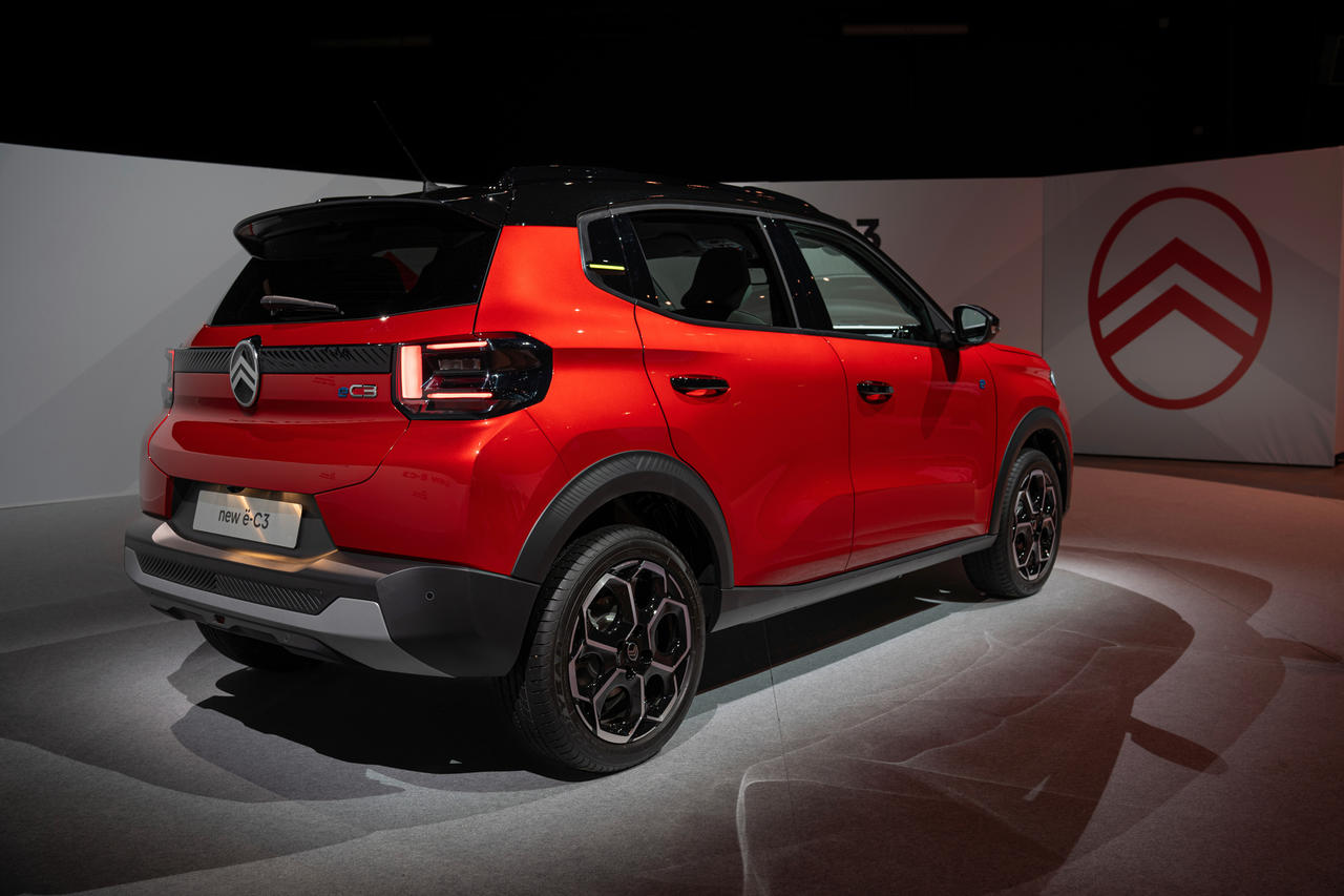 Photo 4 - Citroën e-C3 max rouge - Citroën ë-C3 (2024). Bon démarrage ...