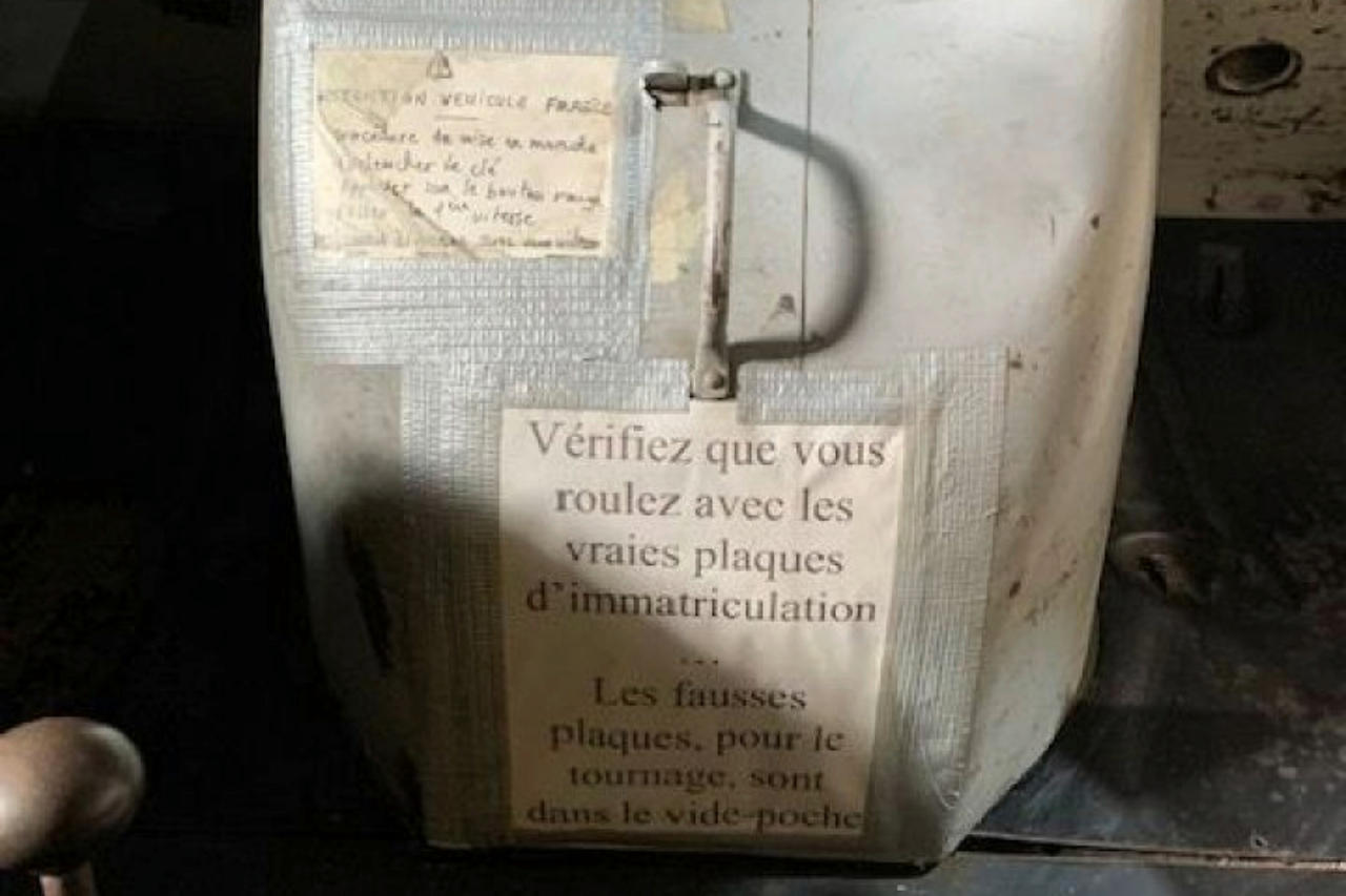 Photo 11 - L'étiquette pour penser à retirer les plaques d ...