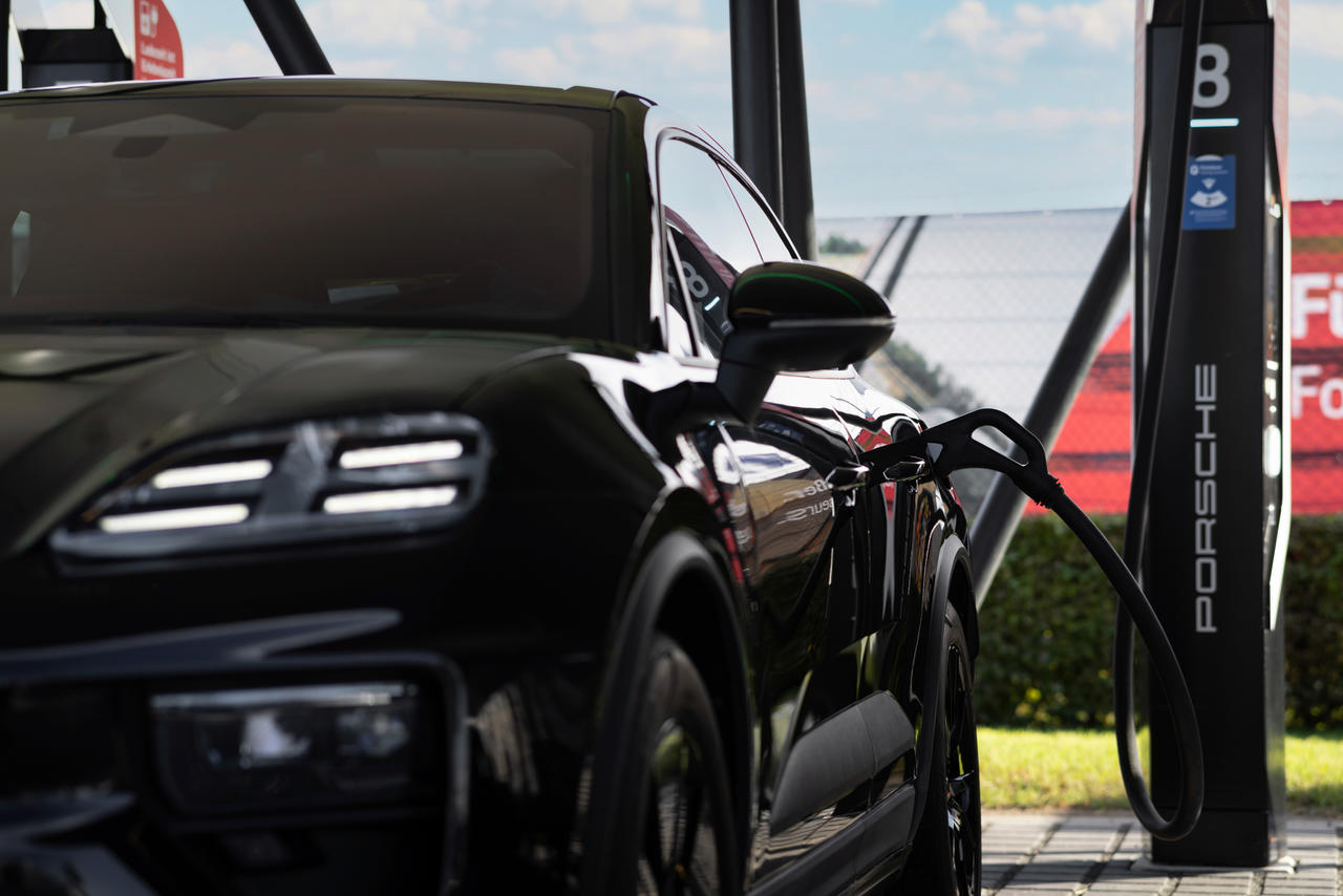 Photo 7 - Recharge Porsche Macan EV 2024 - Porsche Macan (2024). Premiers tours sur circuit à ...