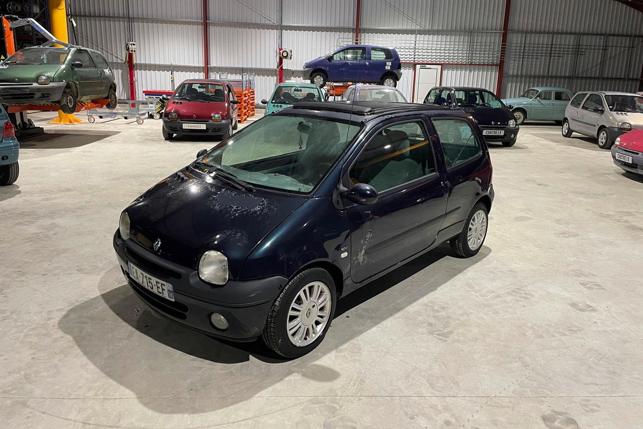 Photo 22 - Cette Twingo Jade a besoin d'un peu d'huile de coude notamment au niveau de sa ...