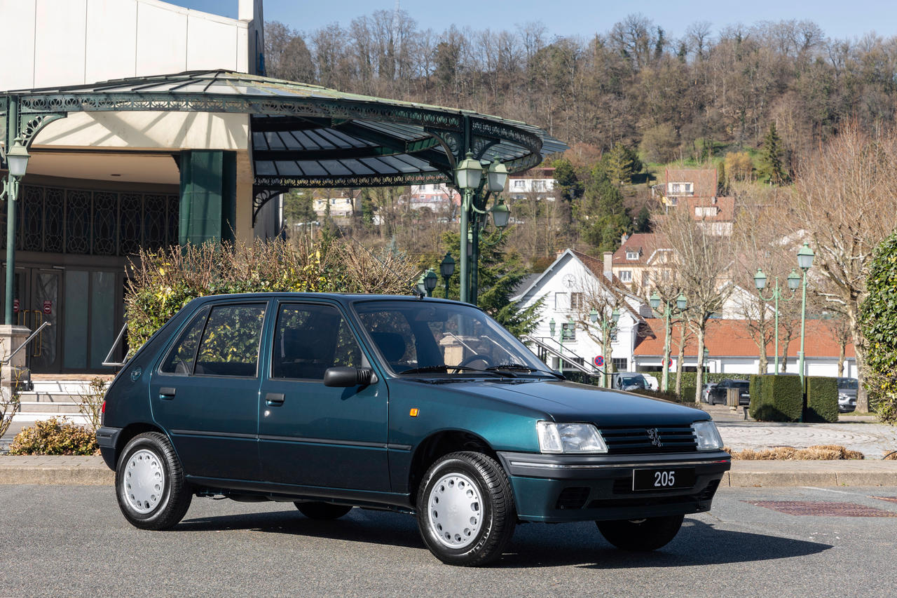 Photo 5 - La 205 Sacré Numéro est une série spéciale de la 205 commercialisée entre 1994 et 1996 ...