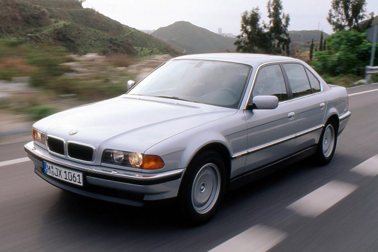 Photo 12 - Summum du luxe, la BMW Série 7 (E38) bénéficie de nobles motorisations essence allant ...