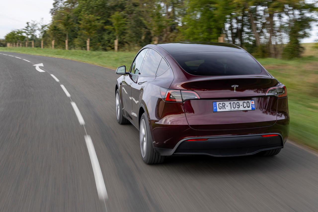 Photo 10 - Tesla model Y bordeaux - Ventes voitures neuves 2023. Les ...