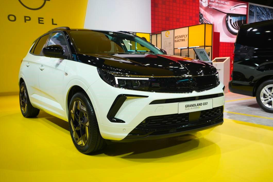 Photo 5 - La variante GSE a l'exclusivité de la motorisation PHEV 4x4 de 300 ch. - Opel ...