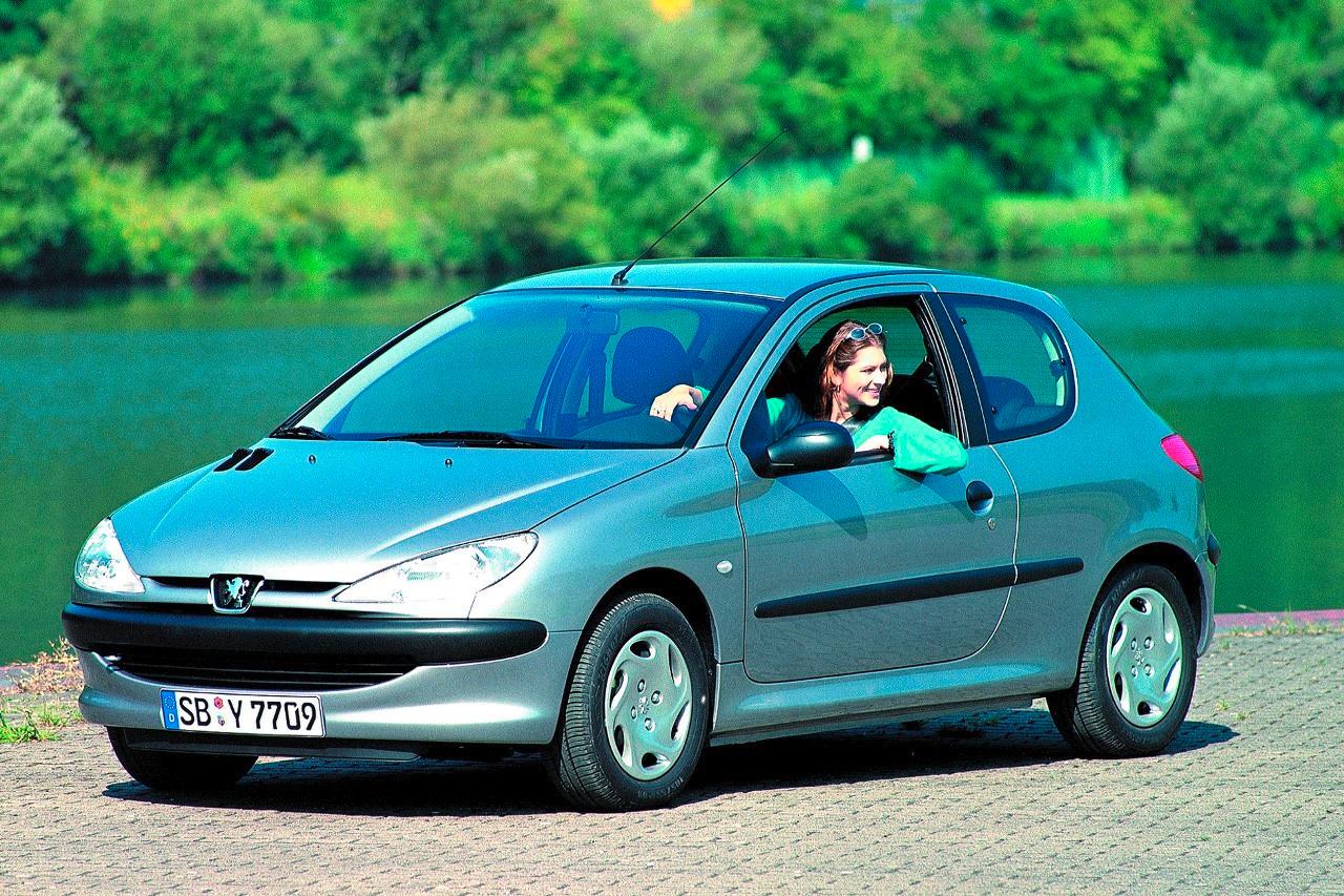 Photo 24 - Peugeot 206 grise - Voitures d’occasion. Le top 30 des modèles les plus vendus en 2023