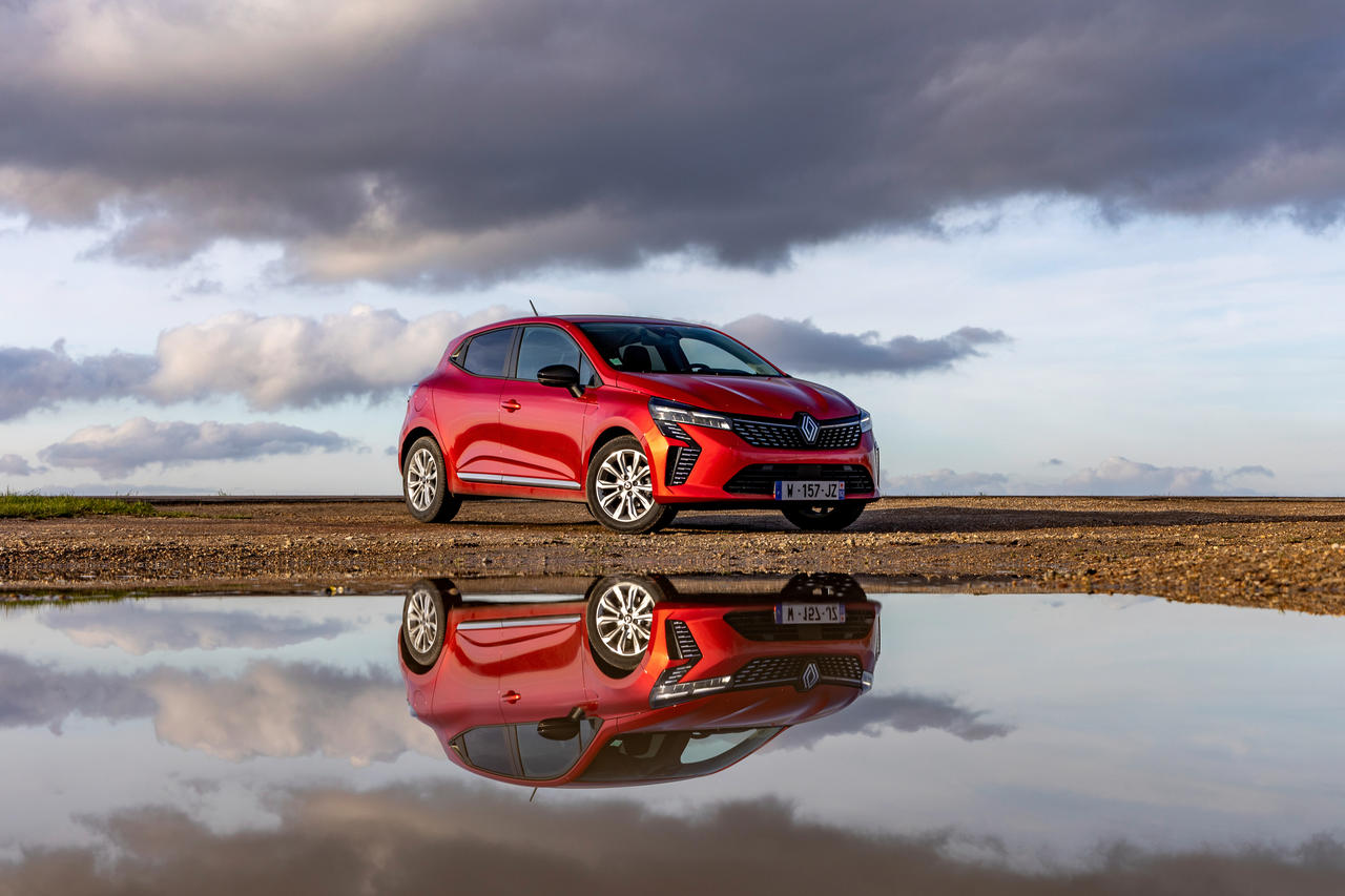 Photo 1 - Renault Clio restylée rouge - Ventes voitures neuves 2023 ...