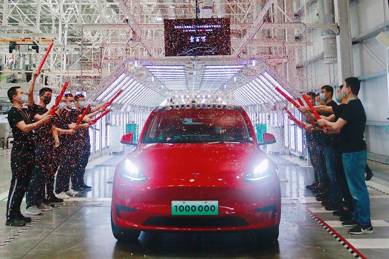 Photo 1 - Tesla Model Y rouge Shaghai un million - Et la voiture la ...