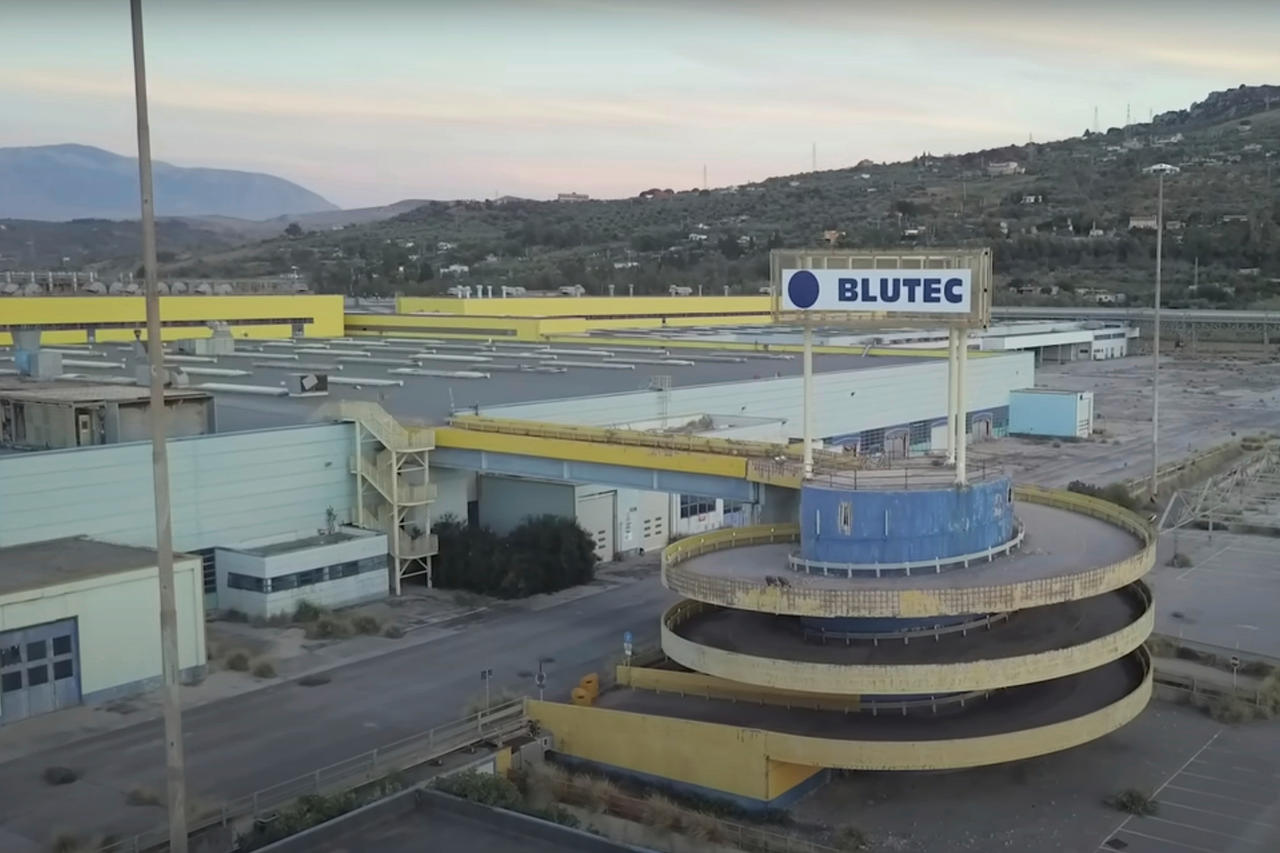 Photo 3 - Usine Fiat Termini Imerese panneau Blutec - Explorez l’usine abandonnée des Fiat 500 ...