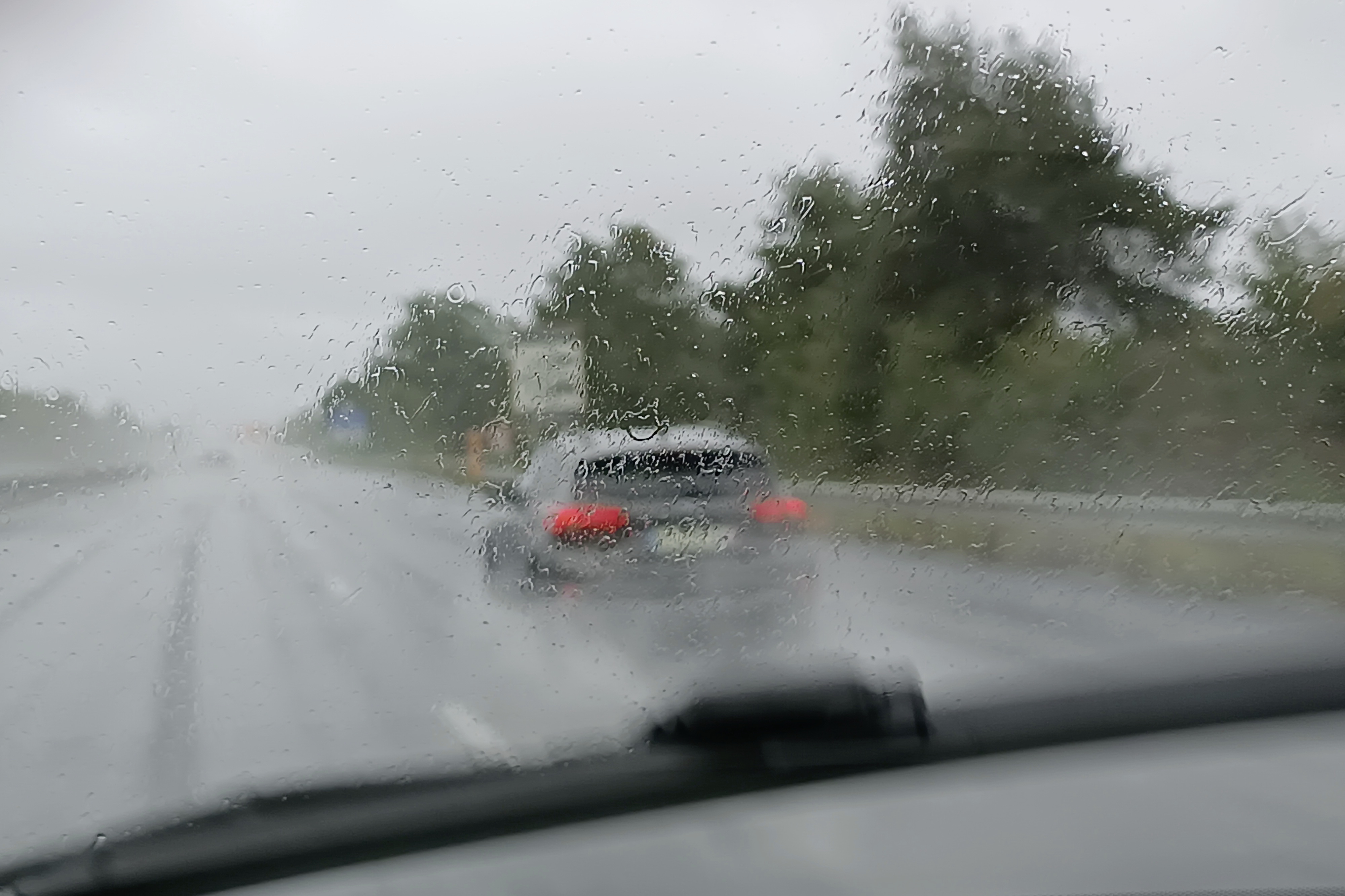 Photo 1 - Conduite par temps de pluie : les règles du Code de la route et les précautions à ...