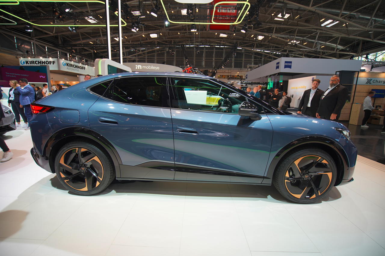 Photo - Cupra Tavascan bleu profil - Cupra et Seat. Toutes les ...