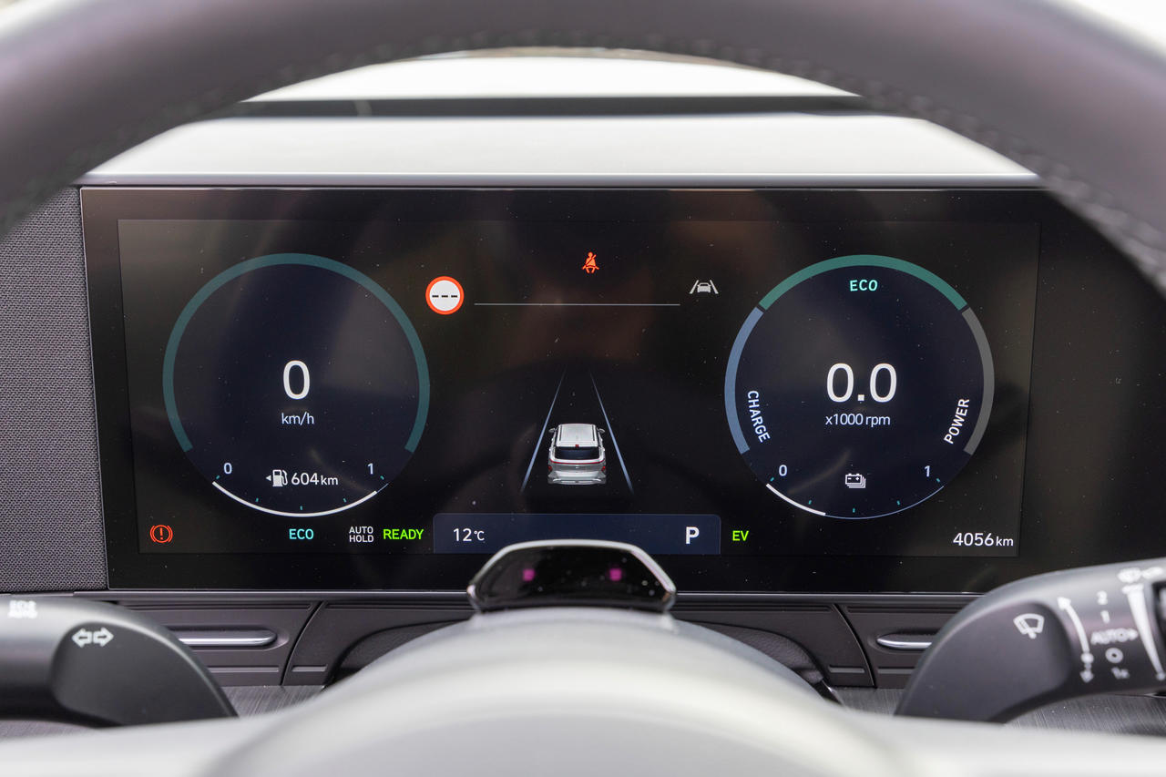 Photo 31 - Hyundai Kona compteur - Essai comparatif : le Toyota C-HR hybride (2024) défie le ...