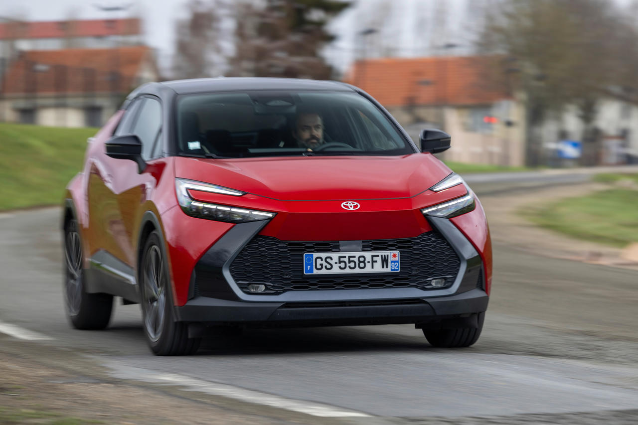 Diaporama et photos - Essai comparatif : le Toyota C-HR hybride (2024) défie le Hyundai Kona | L ...