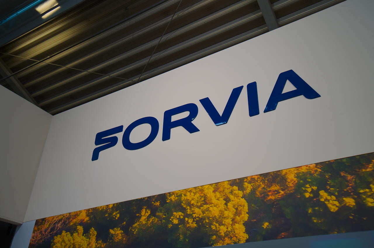 Photo 1 - logo forvia stand salon munich 2023 - Forvia veut supprimer ...