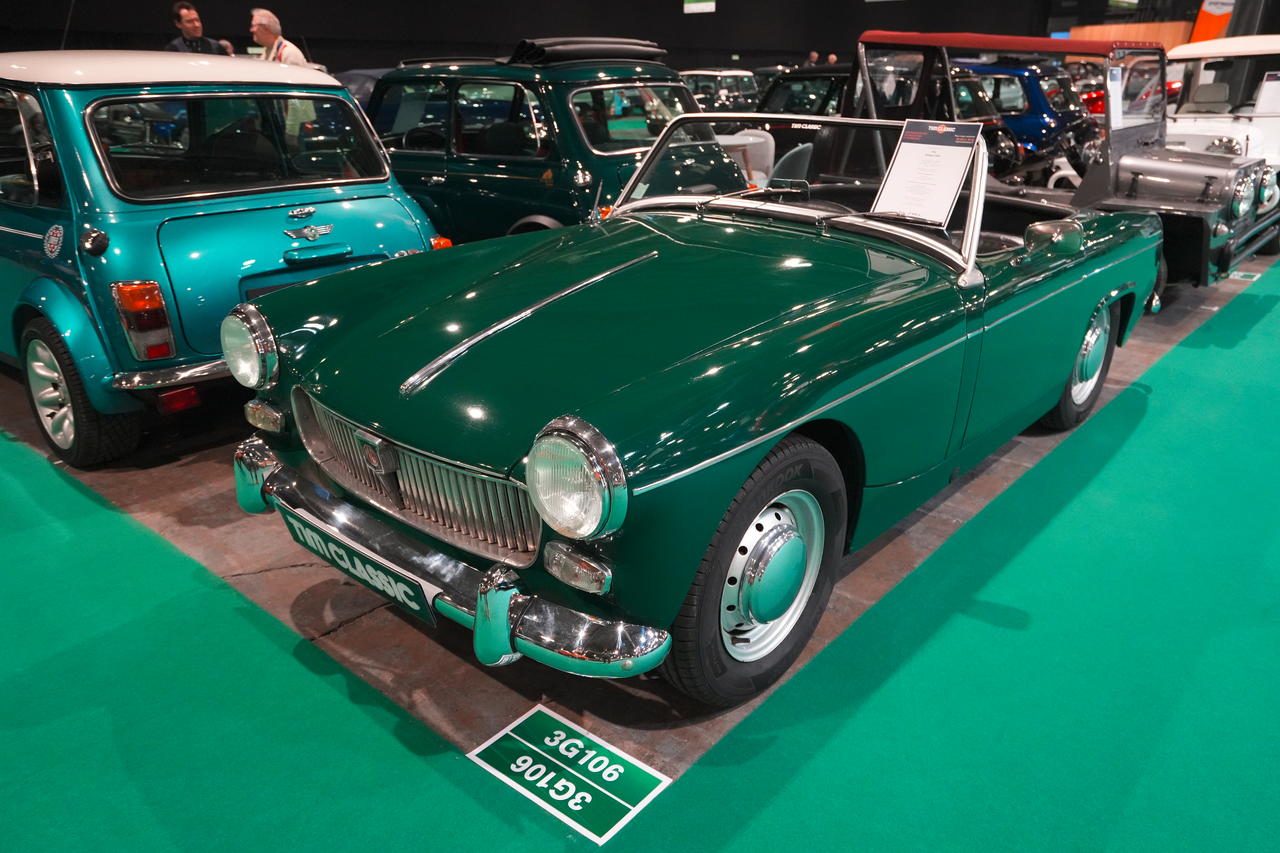 Photo 27 - MG Midget MK1 verte - Rétromobile 2024. Nos voitures de ...