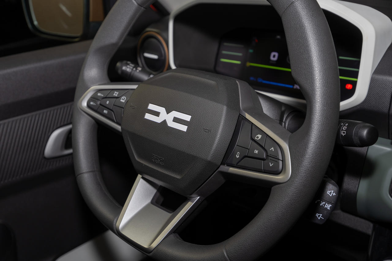 Photo 17 - Le volant à double méplat provient directement du SUV maison ...