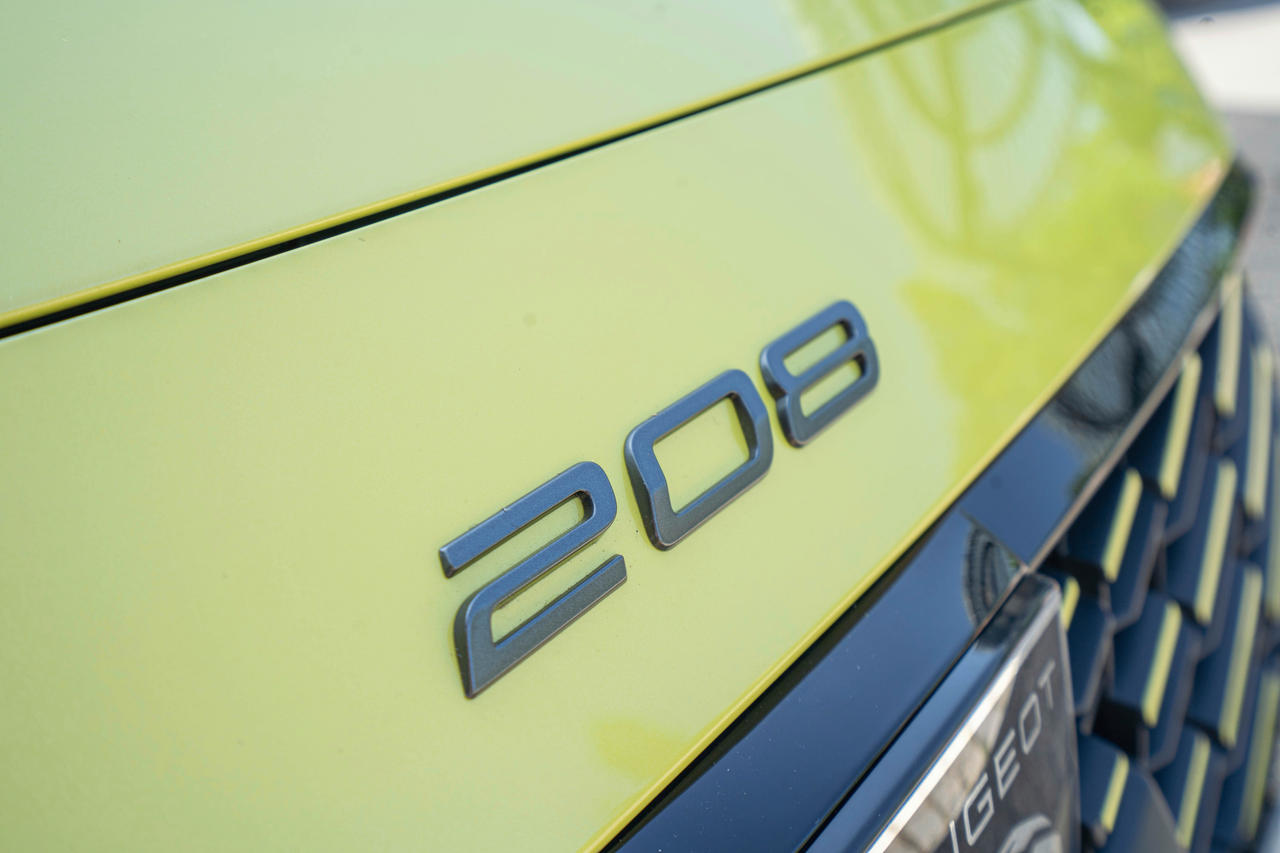 Photo 2 - logo peugeot 208 capot jaune - Stellantis. Comment Peugeot ...