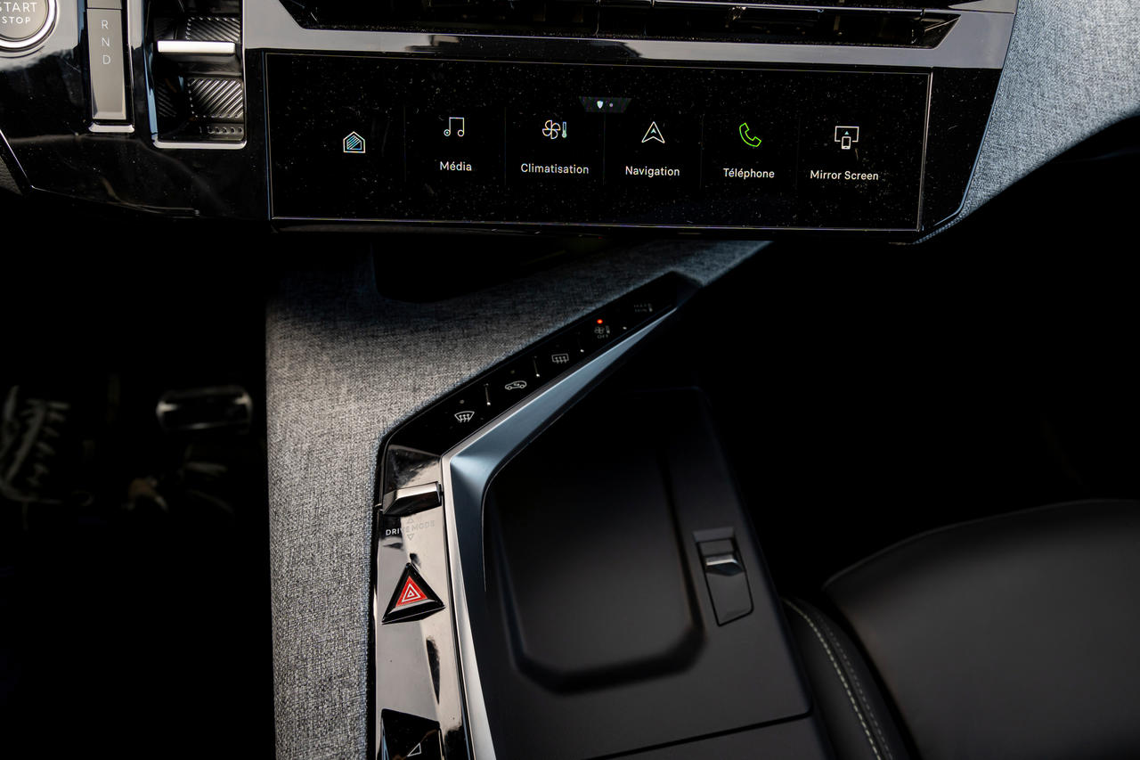 Photo 22 - Dans le 3008 de 3e génération, les boutons ont été remplacés ...