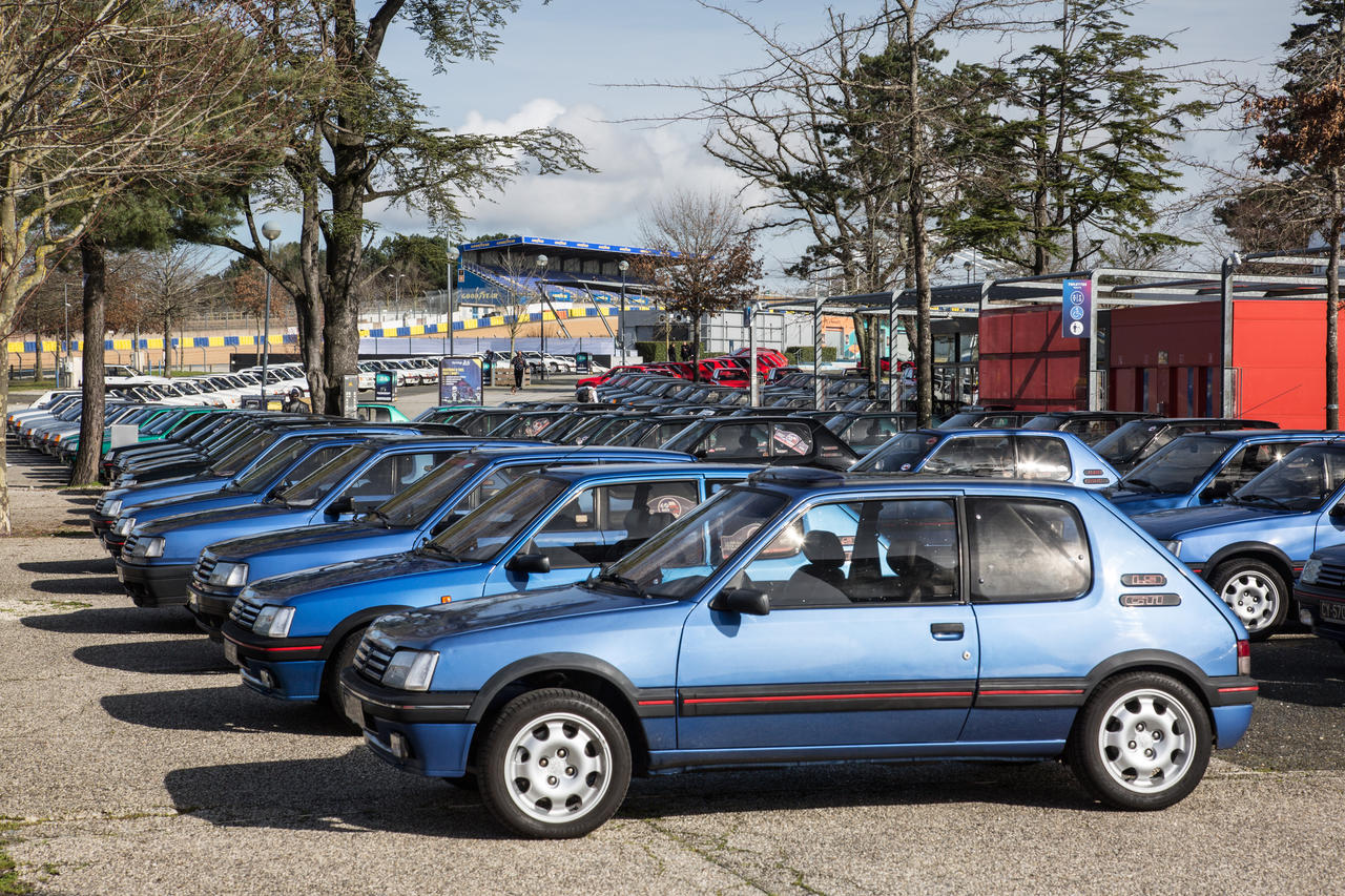 Photo 2 - Peugeot 205 GTI bleu miami - 40 ans de Peugeot 205 GTI : un ...