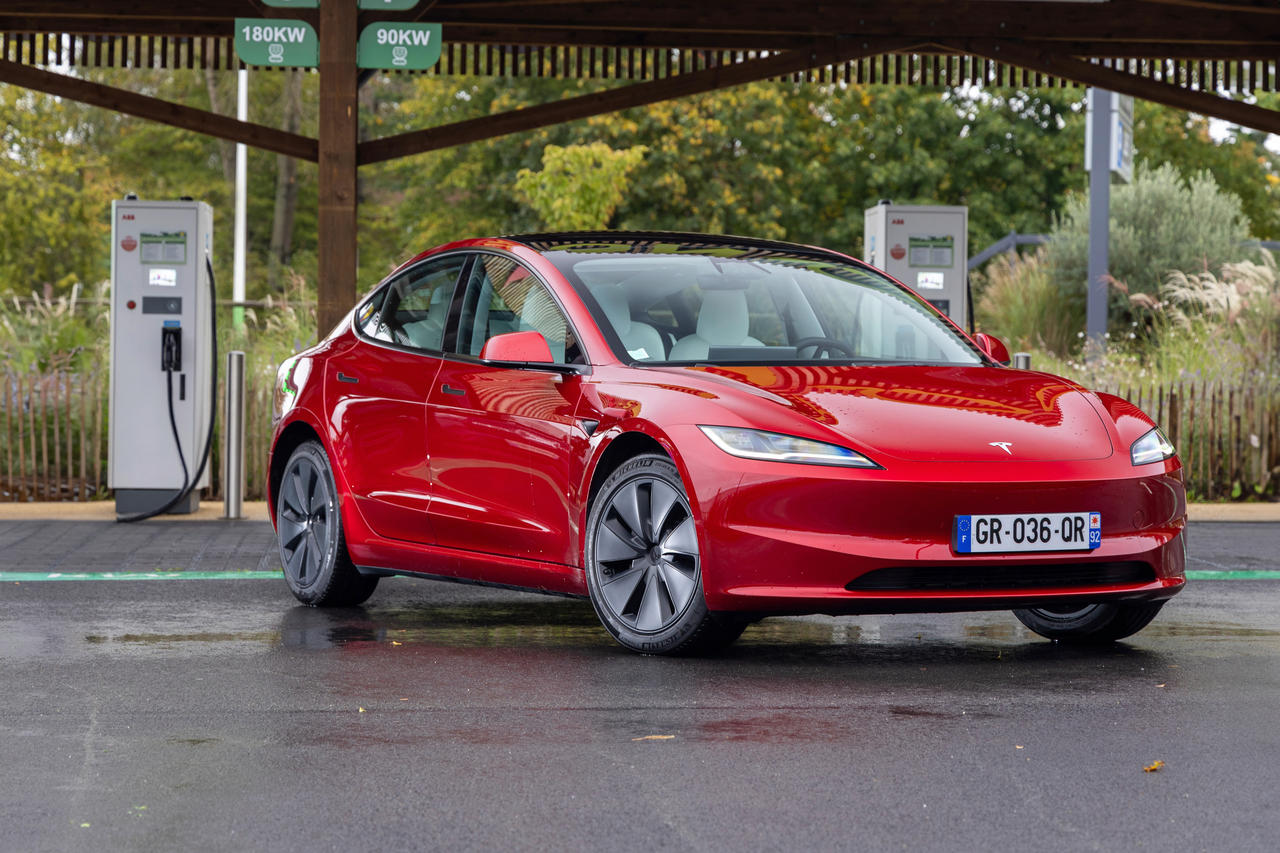 Photo 5 - tesla model 3 rouge 2023 station recharge - Quels résultats ...