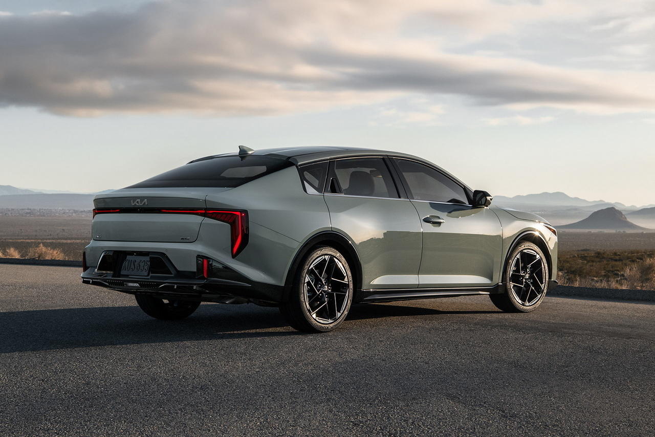 Kia donne un aperçu de la future Ceed en présentant sa nouvelle berline K4