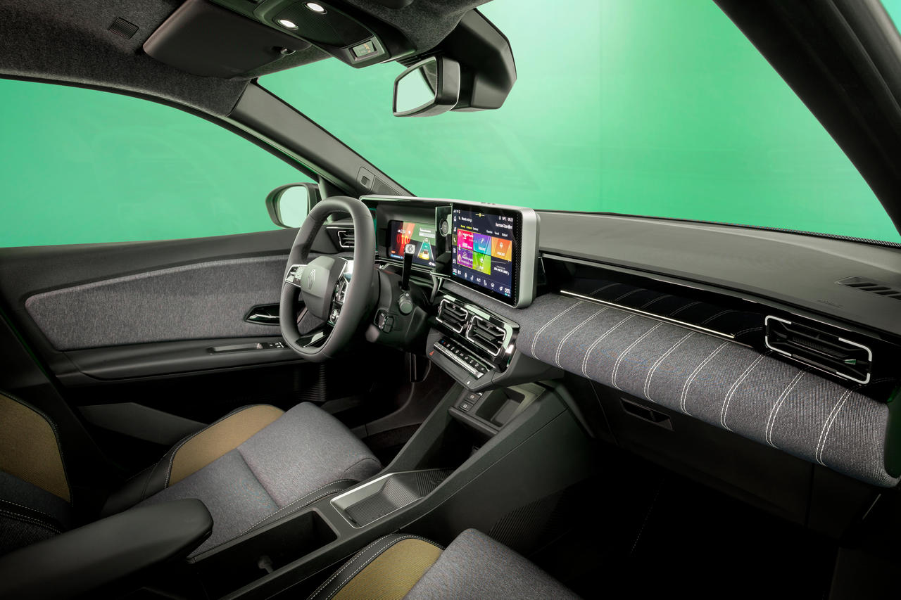 Photo 9 - Face au passager, on trouve un élément strié, ici, en tissu ...