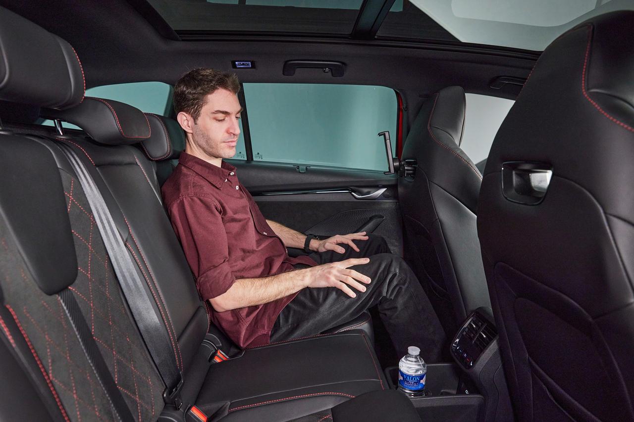 Photo 14 - Un nouveau bac de rangement apparaît au second rang. - Skoda ...