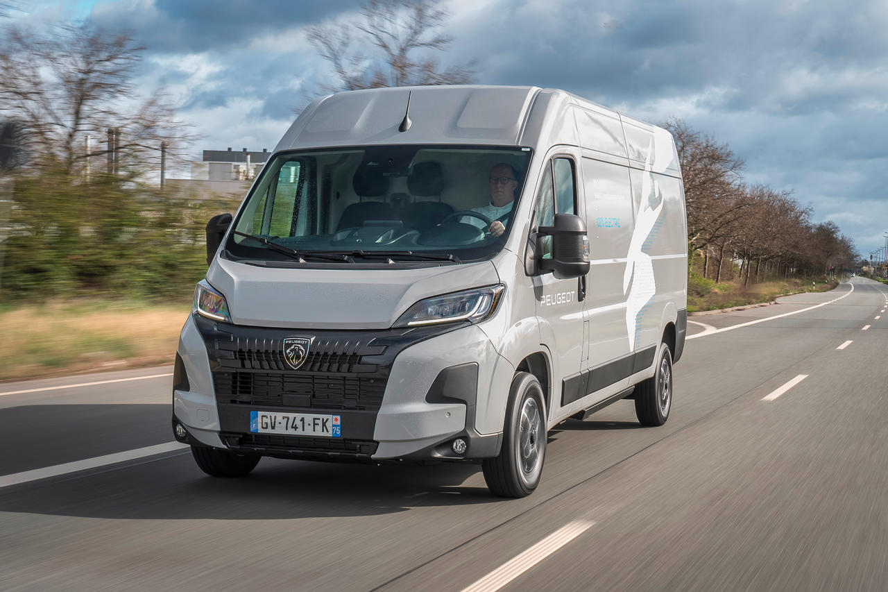 Photo 1 - Peugeot e-Boxer 2024 - Essai Peugeot e-Boxer (2024). Une autonomie enfin à la hauteur