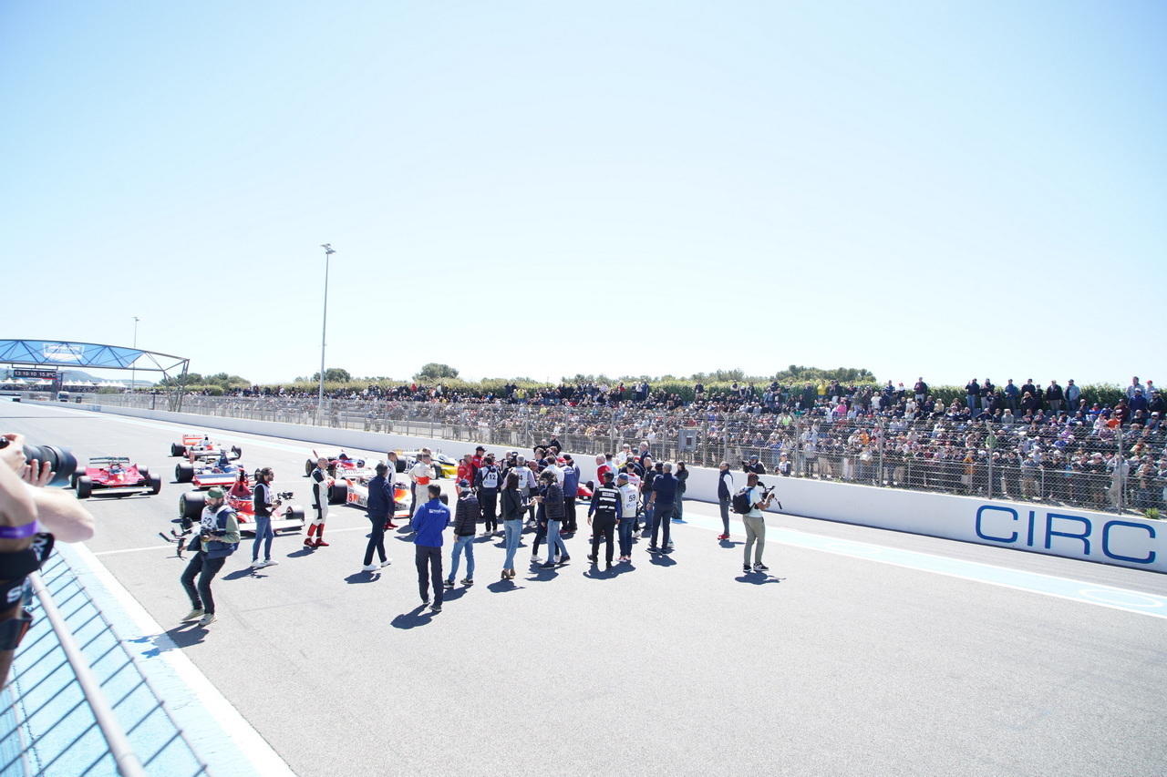 Photo 6 - Ils ont reçu une ovation de la part du public après leurs ...