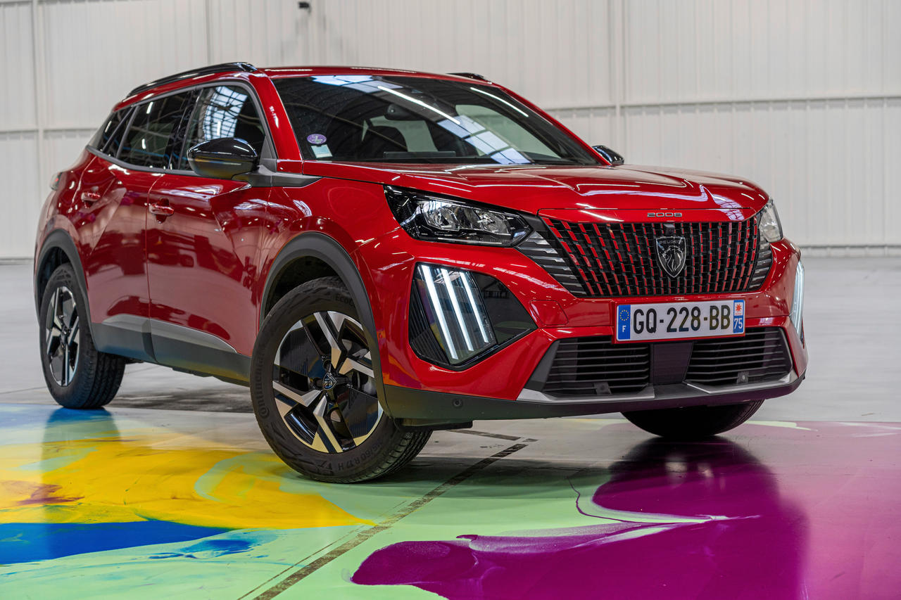 Le Peugeot 2008 Hybrid 136 (2024) face à ses concurrents