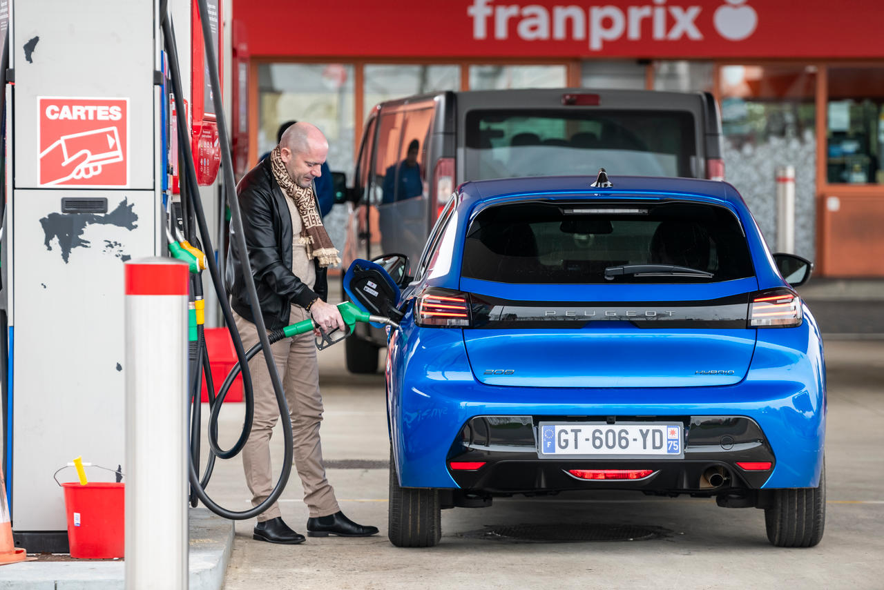 Photo 1 - peugeot 208 hybride sation-service - L’Europe dévoile la consommation réelle des ...
