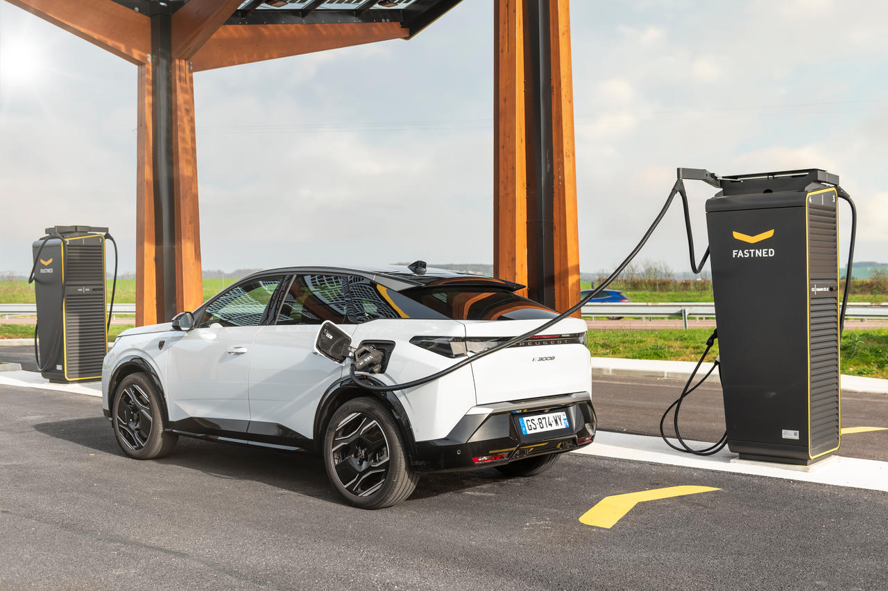 Photo 8 - temps de charge 3008 electrique - Peugeot 3008 électrique : quelle est la vraie ...