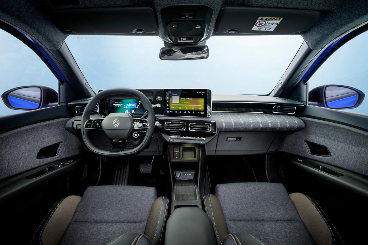 Photo 14 - La planche de bord d'une R5 Techno reconnaissable à sa ...