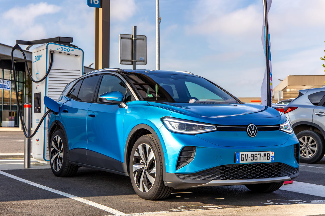 Essai Volkswagen ID4 (2024). Du mieux en performance et en autonomie