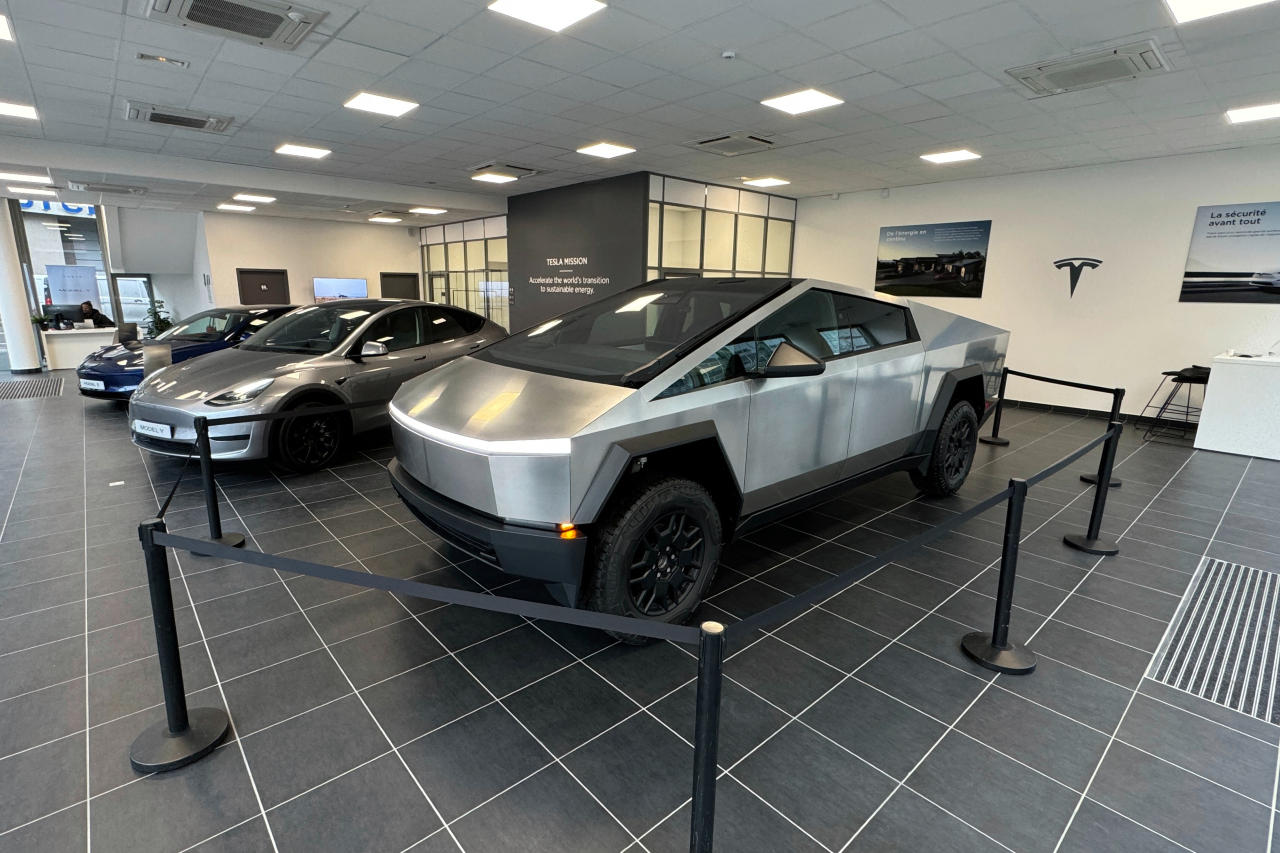 Un nouveau centre Tesla ouvre au pied du siège social du constructeur à ...