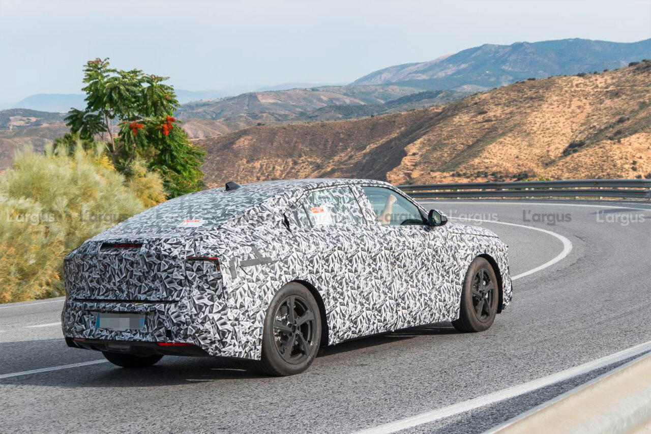 DS 8 (2025). Le crossover électrique, remplaçant de la DS9, surpris en ...