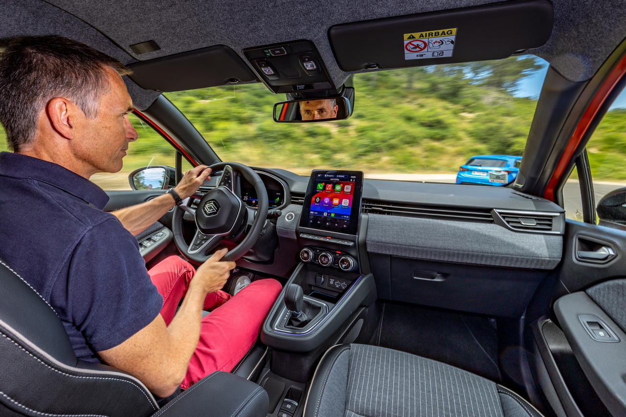 Essai MG3 hybride : premier comparatif face à la Renault Clio E-Tech