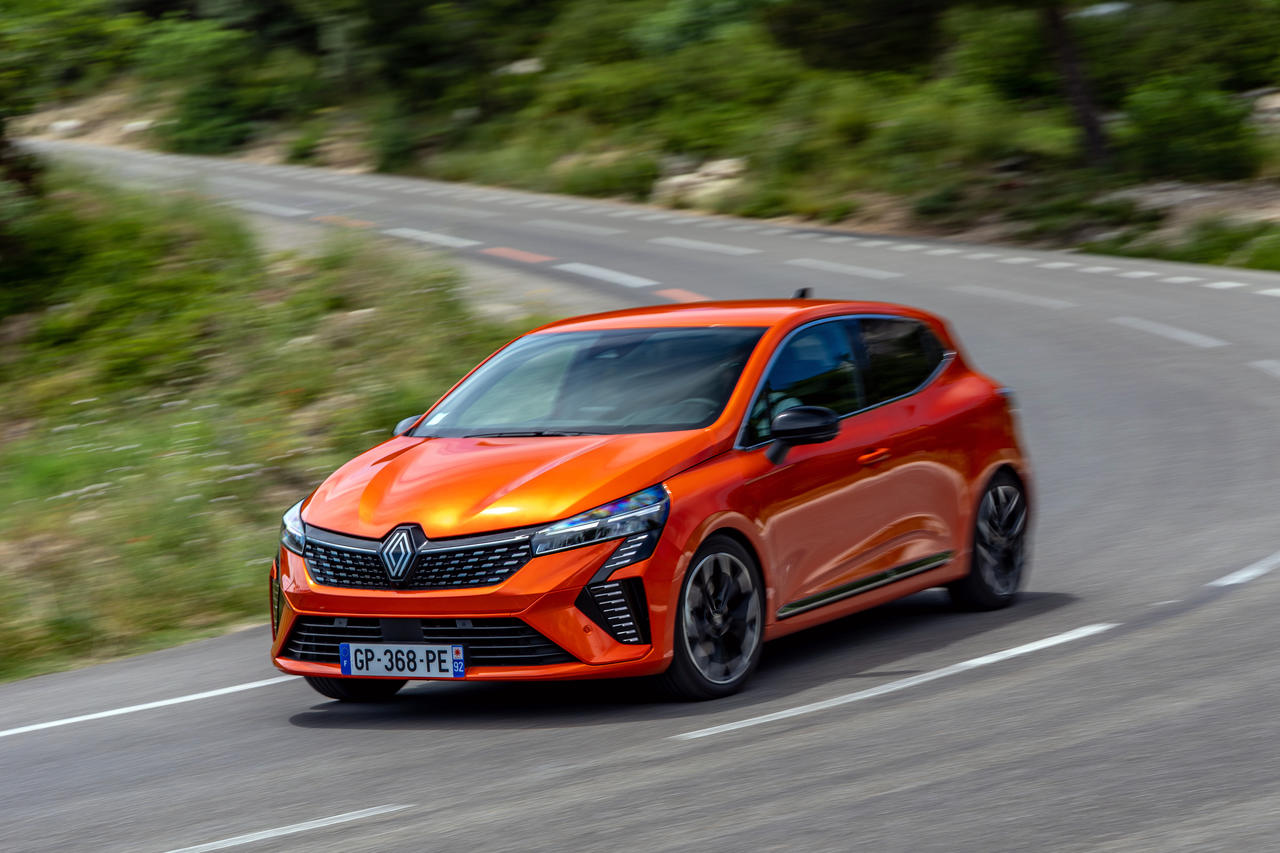Essai MG3 hybride : premier comparatif face à la Renault Clio E-Tech