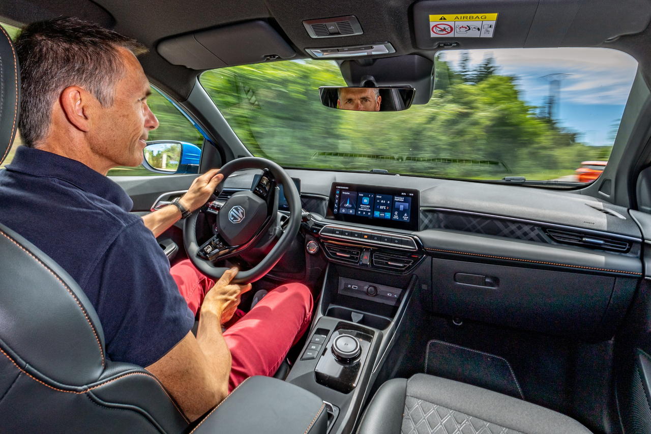 Essai MG3 hybride : premier comparatif face à la Renault Clio E-Tech