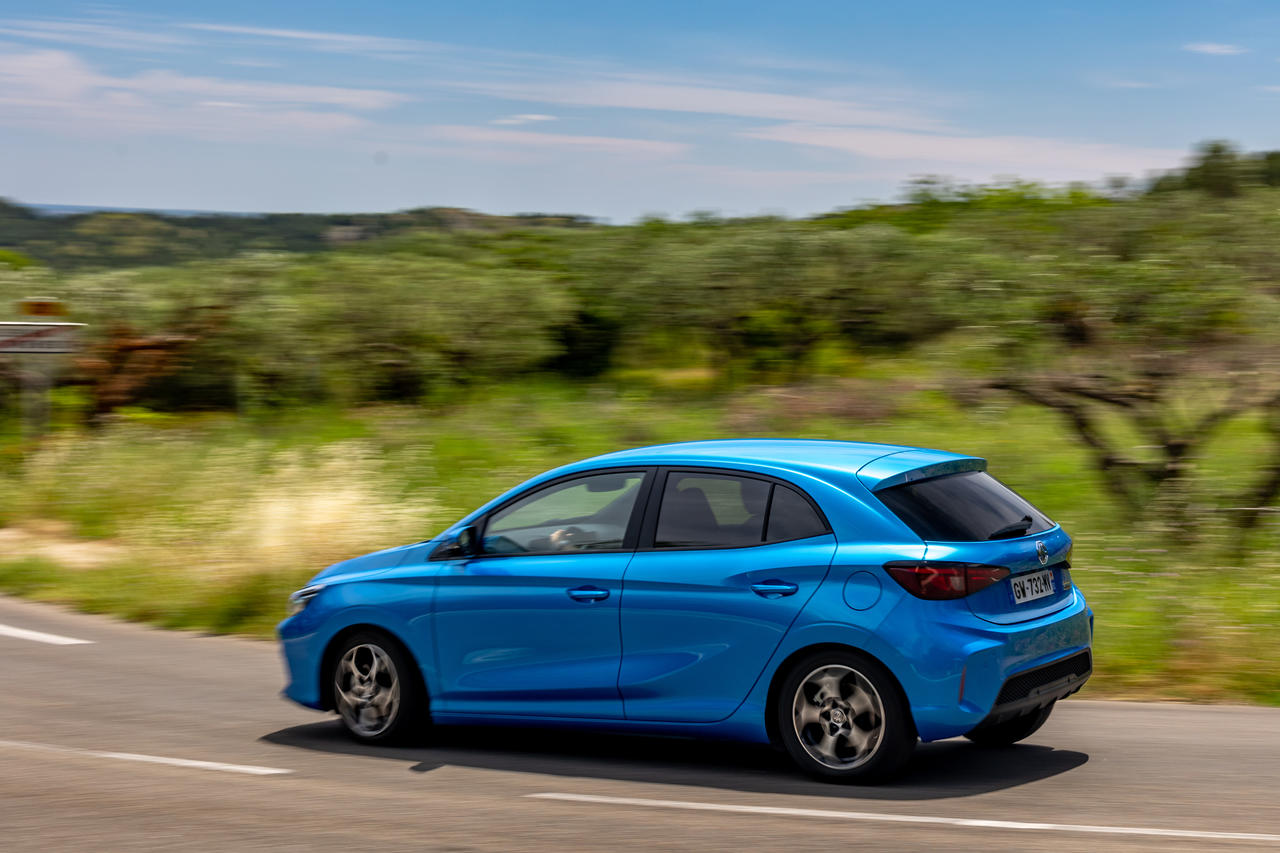 Essai MG3 hybride : premier comparatif face à la Renault Clio E-Tech