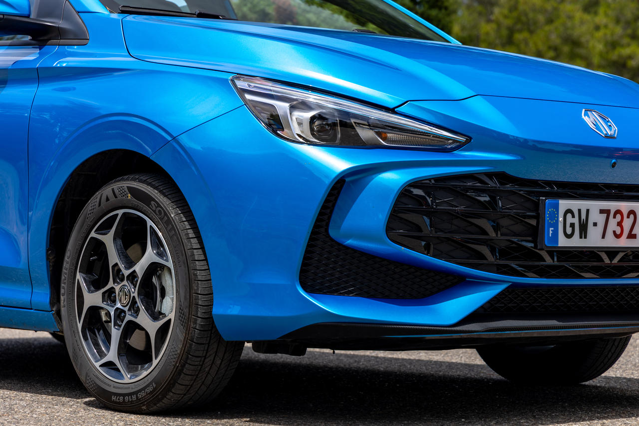 Essai MG3 hybride : premier comparatif face à la Renault Clio E-Tech