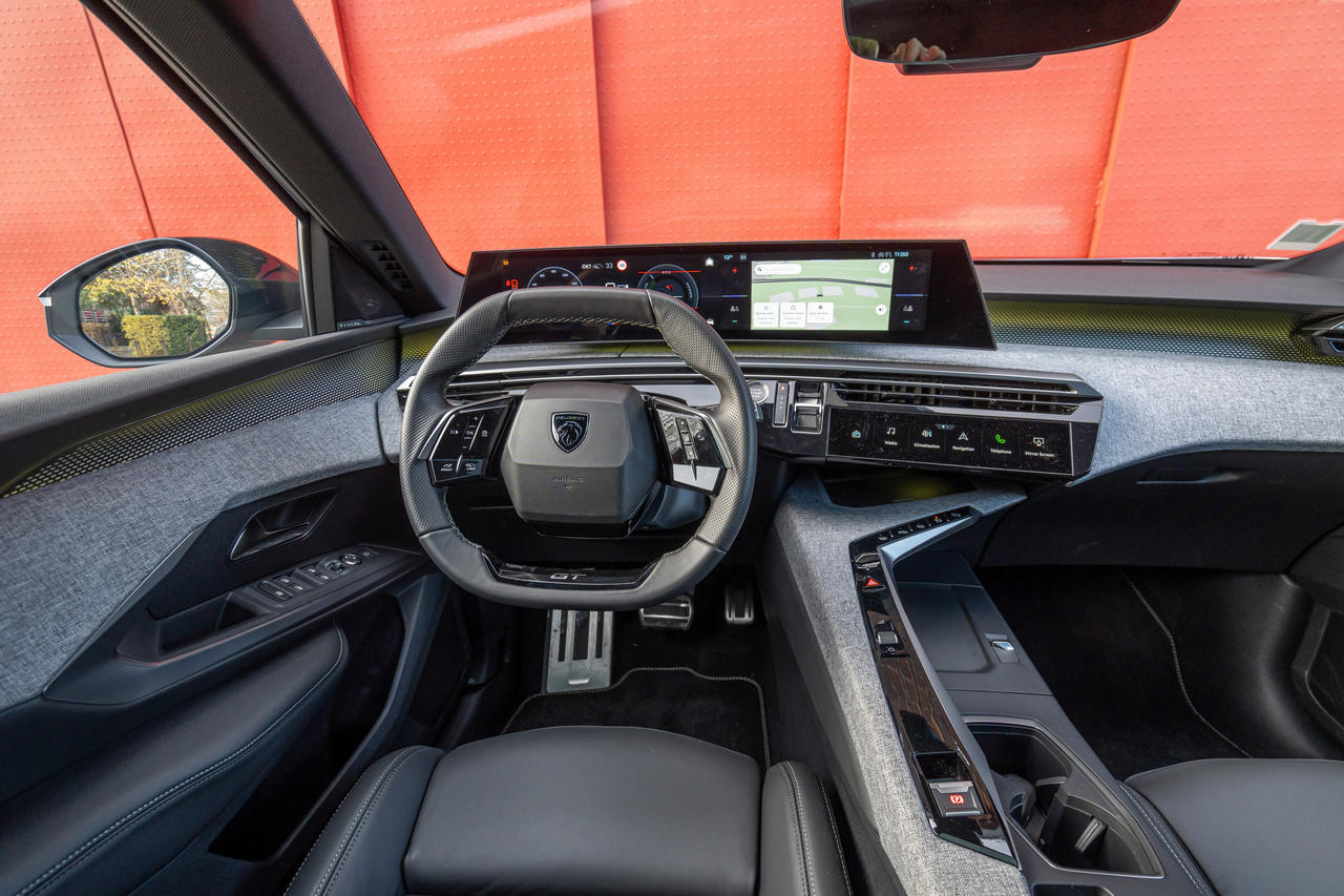 Le nouveau Peugeot 3008 Hybrid 136 (2024) face à ses principaux concurrents