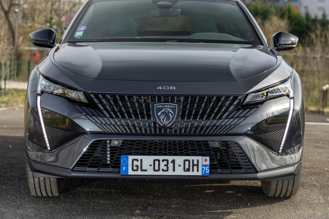 Peugeot e-408 (2024). Prix, autonomie et photos de la berline crossover électrique