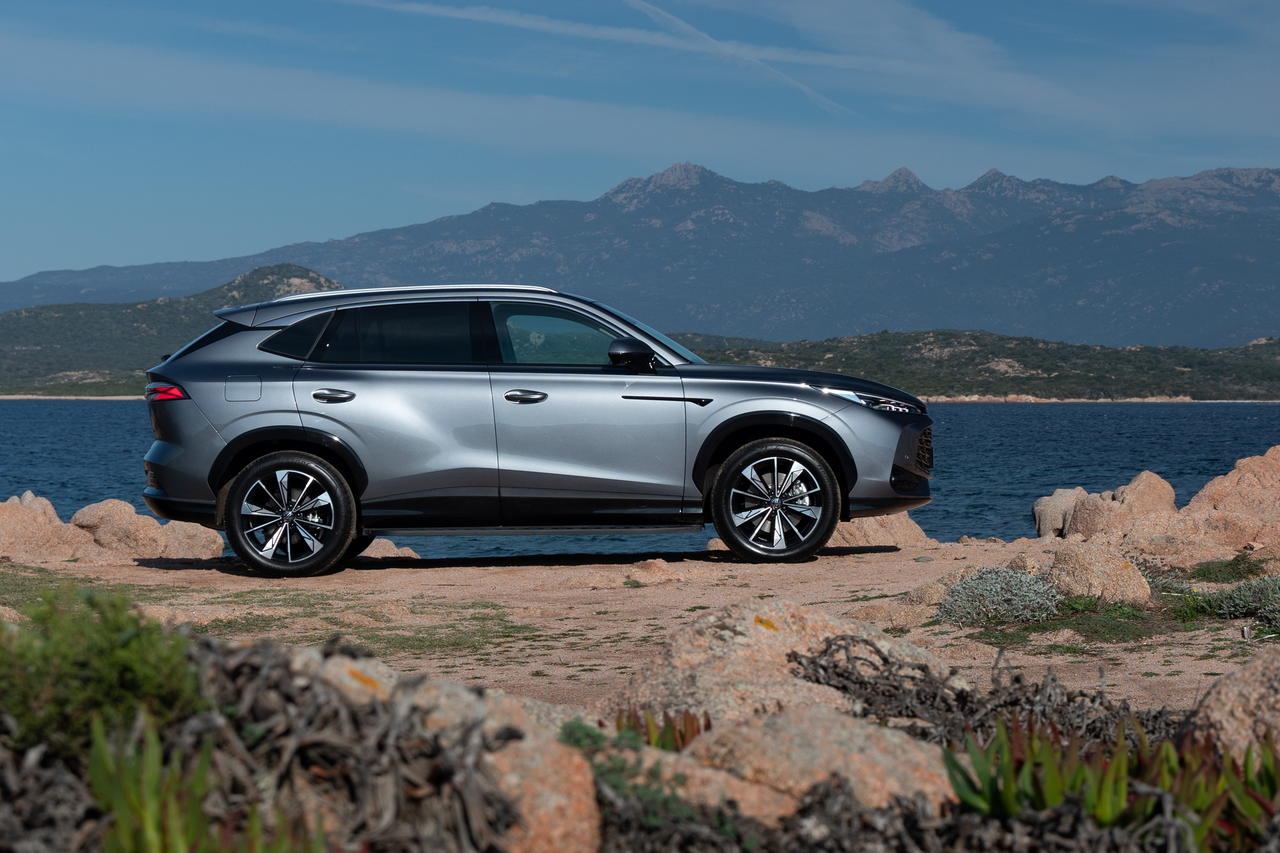 Essai MG EHS (2024). Que vaut le rival chinois du Peugeot 3008 hybride rechargeable