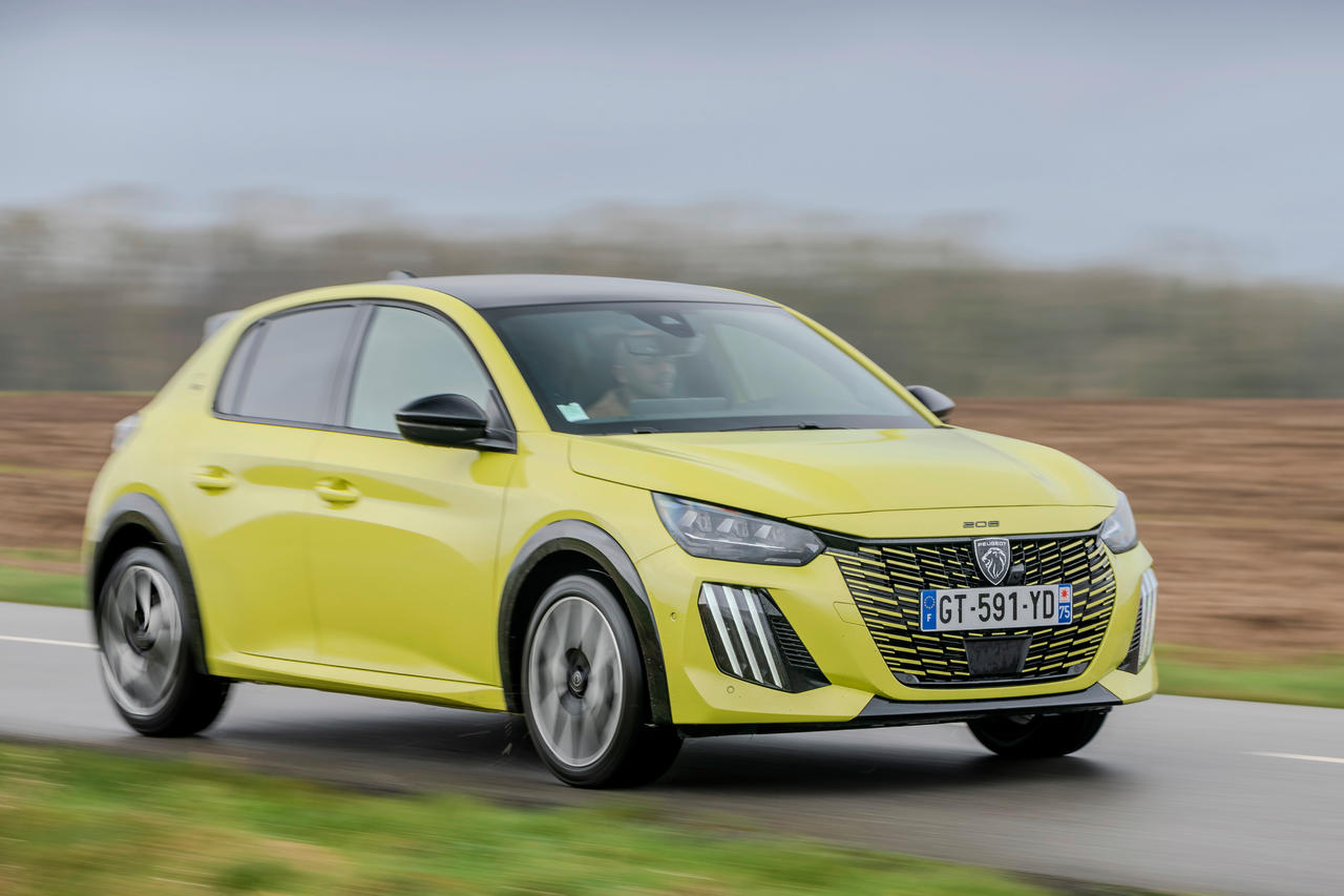 Essai comparatif : la Peugeot 208 Hybrid 136 défie la Renault Clio E-Tech