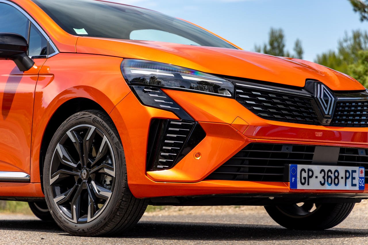 Essai MG3 hybride : premier comparatif face à la Renault Clio E-Tech