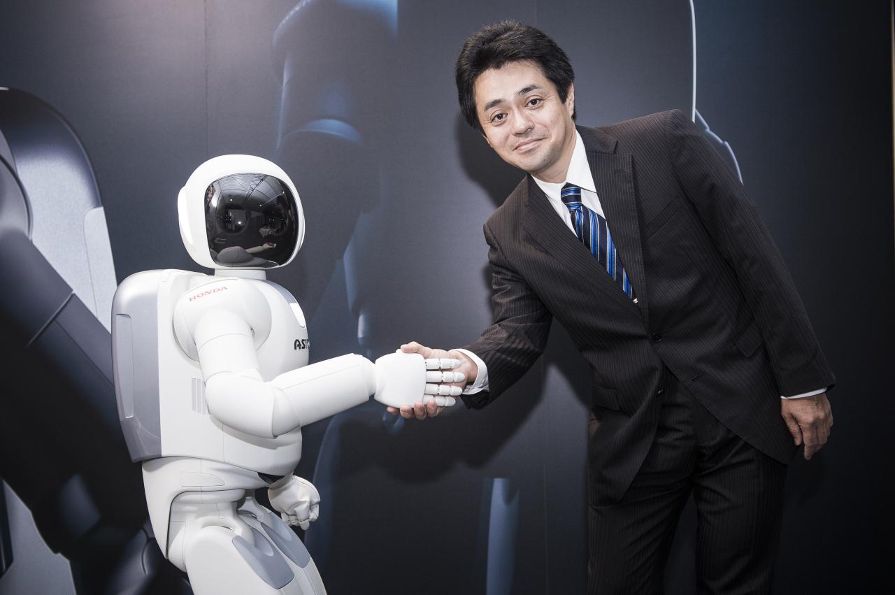 Photo 86 - Voiture autonome et robot humanoïde avancent sur la même route